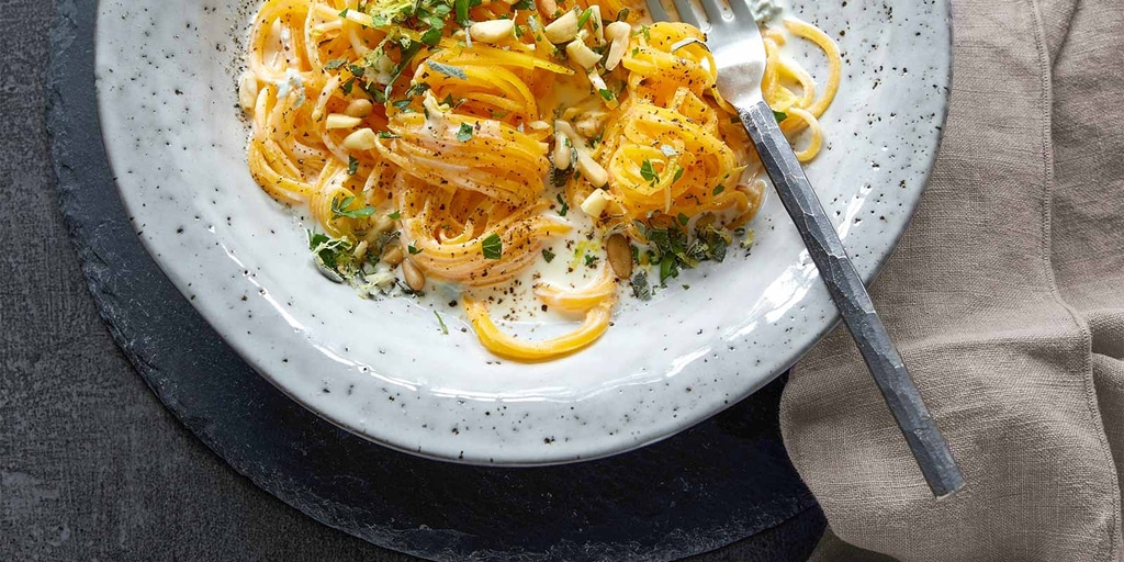 Kürbis-Spaghetti an cremiger Sauce | Betty Bossi